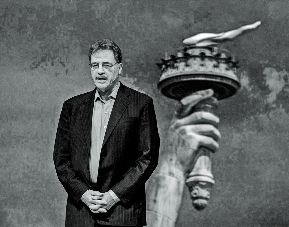 Larry Diamond: 'O legado da pandemia será a vigilância do Estado'