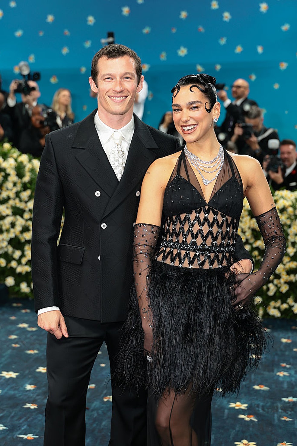 MET Gala 2025: Dua Lipa posa com namorado em clima de romance