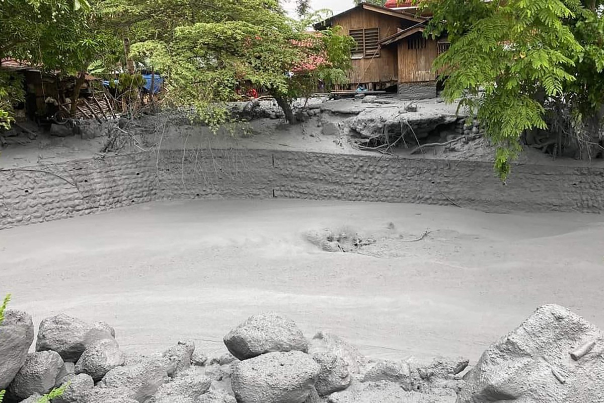 Vídeo: 'Lava fria' invade as ruas de vilarejo nas Filipinas dois dias ...