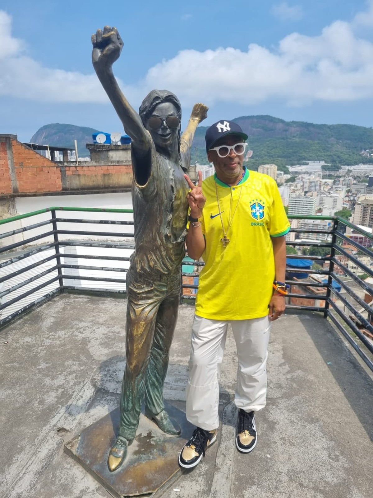 Spike Lee posa com estátua de Michael Jackson no Morro Dona Marta, no Rio