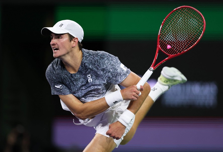 João Fonseca para no saque de Ben Shelton e dá adeus ao ATP 500 de Munique