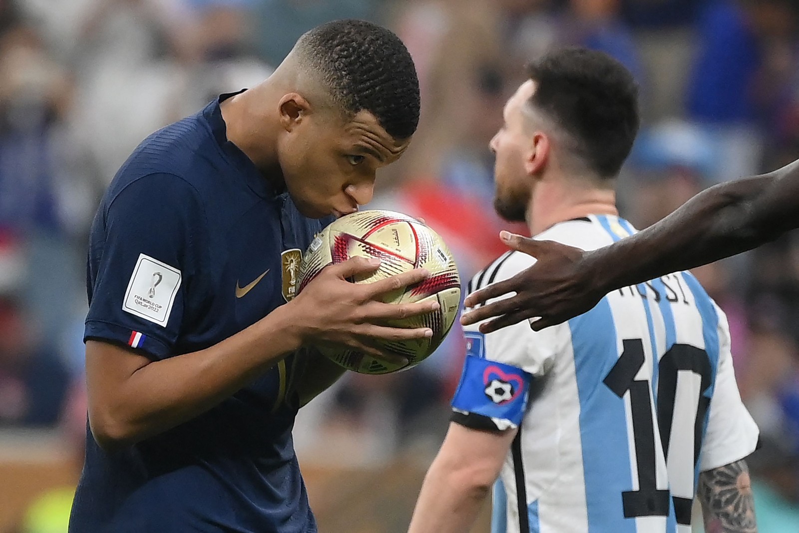Aos 35 anos, Messi é o mais velho a ser eleito o melhor jogador de uma ...