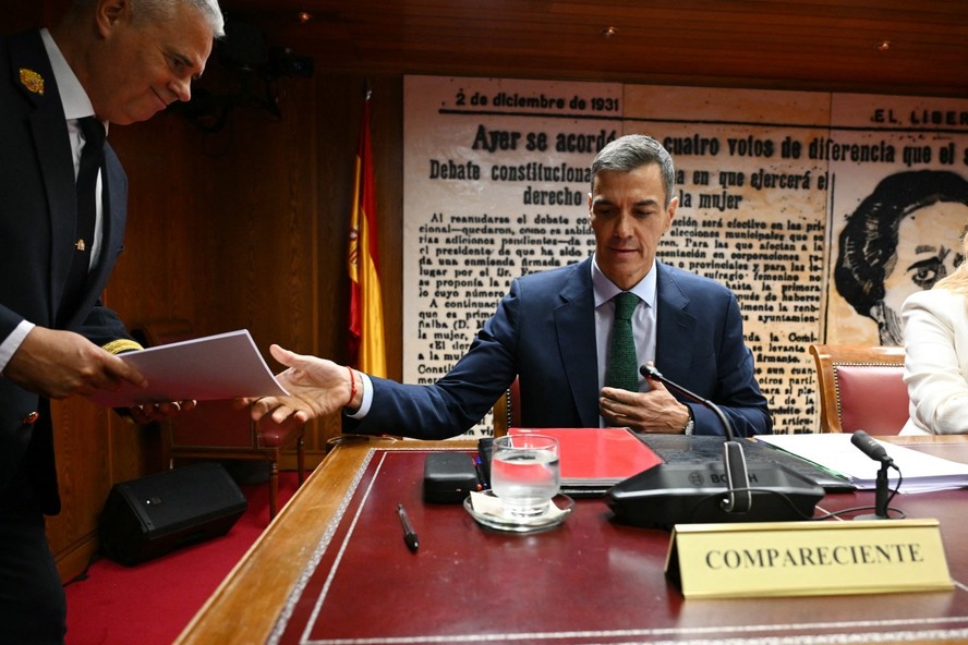 Primeiro-ministro da Espanha, Pedro Sánchez, depõe no Senado sob ...
