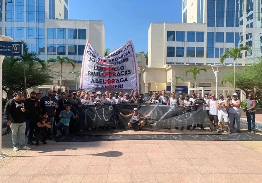 Torcedores do Vasco protestam em frente à sede da 777 na Barra da Tijuca
