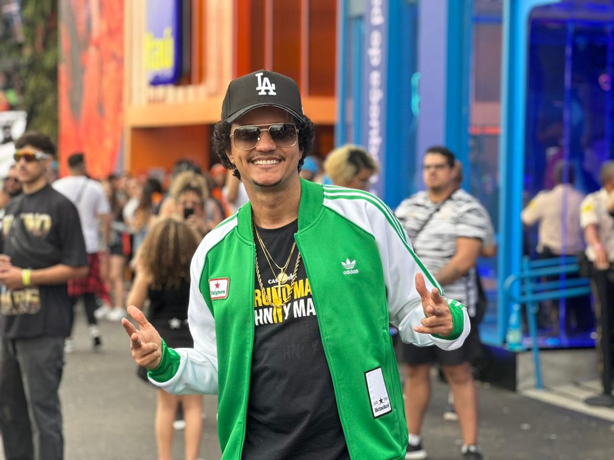 Cover de Bruno Mars leva seguranças e bailarinos ao The Town e faz ...