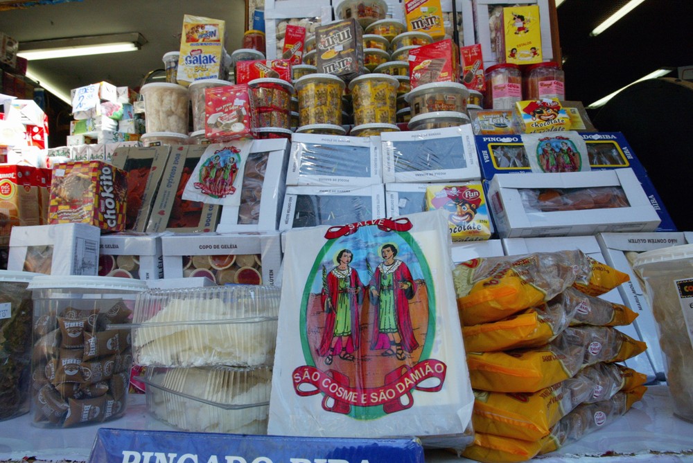 Cosme e Damião: cinco momentos em que os santinhos brilharam na Sapucaí