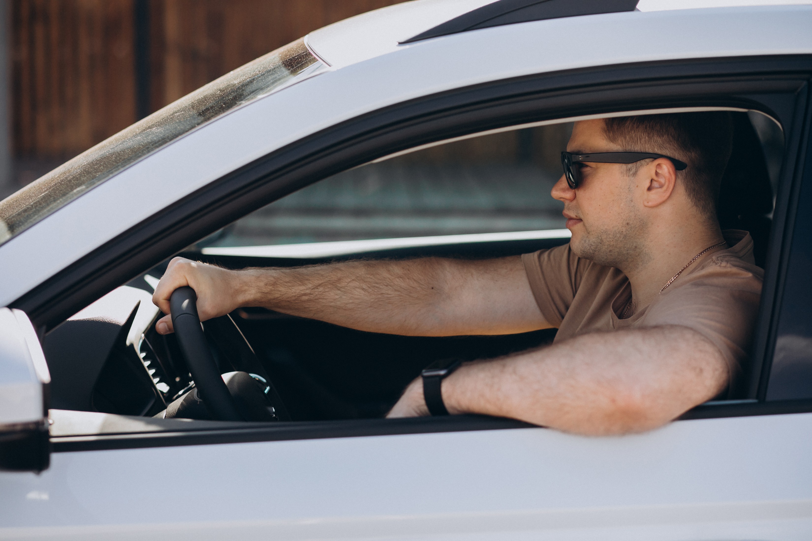 Atenção ao volante: O que significa dirigir com braço para fora da ...