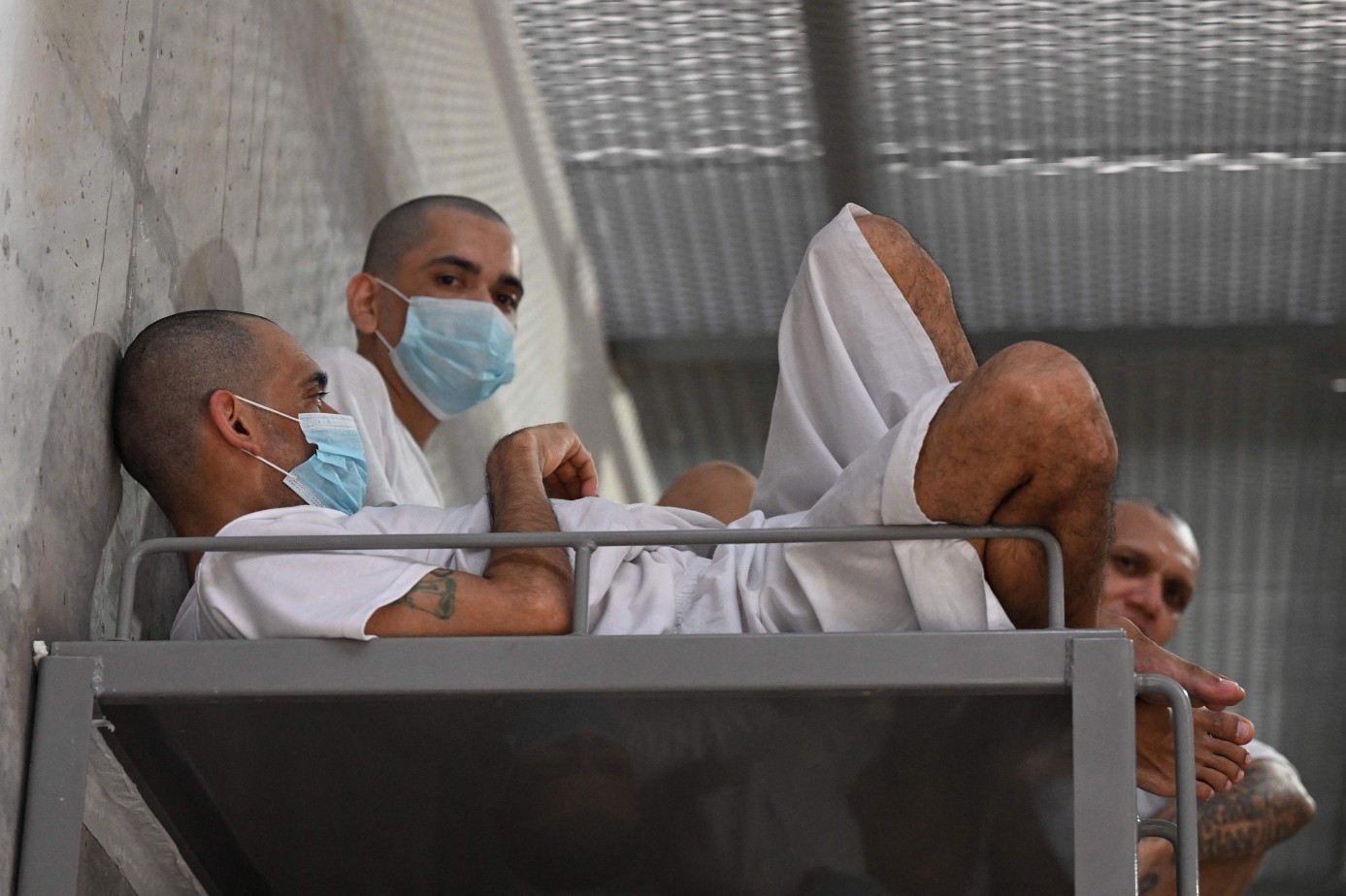 Paredes lisas e luzes acesas 24 horas: conheça a prisão de segurança ...