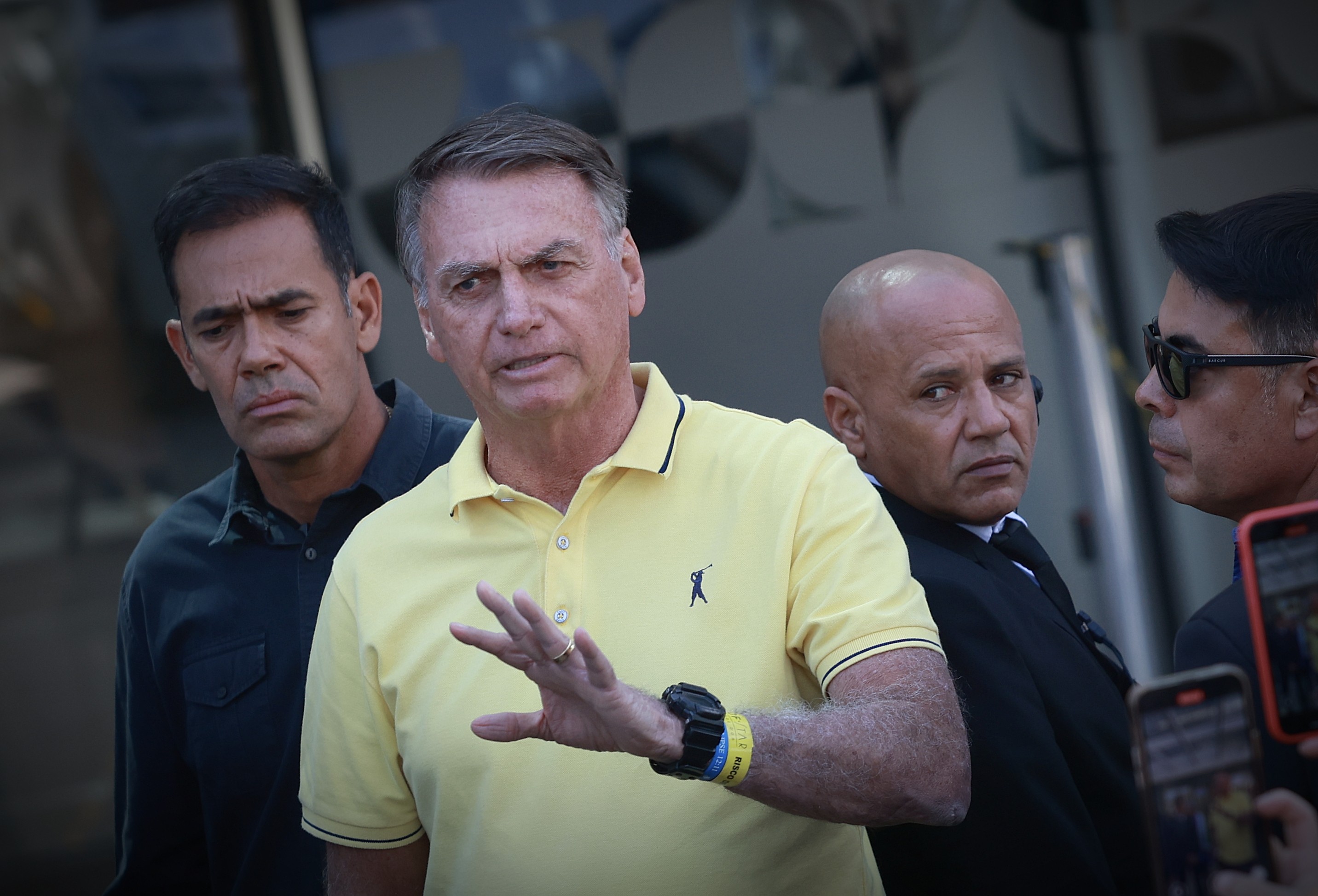 Bolsonaro começa a passar por cirurgia que deve durar cerca de 4 horas ...