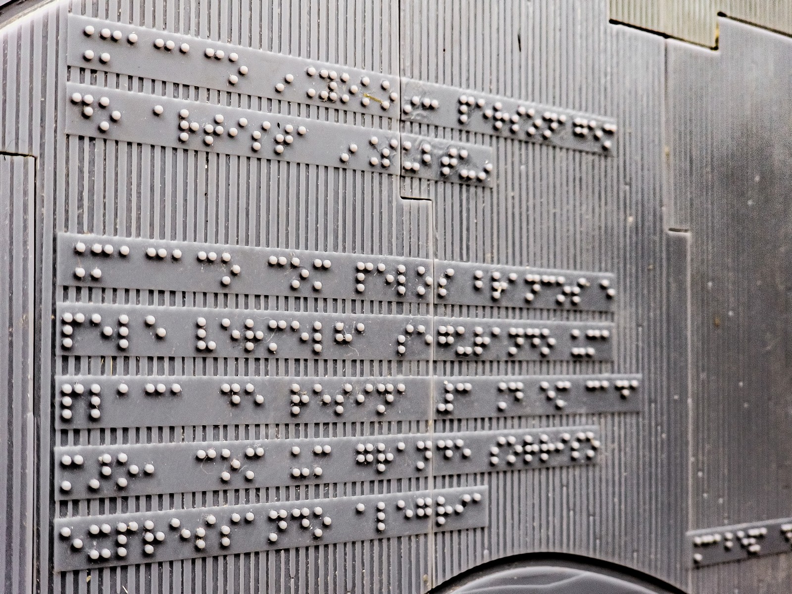 Arte inclusiva: Beco do Batman recebe grafite em Braille