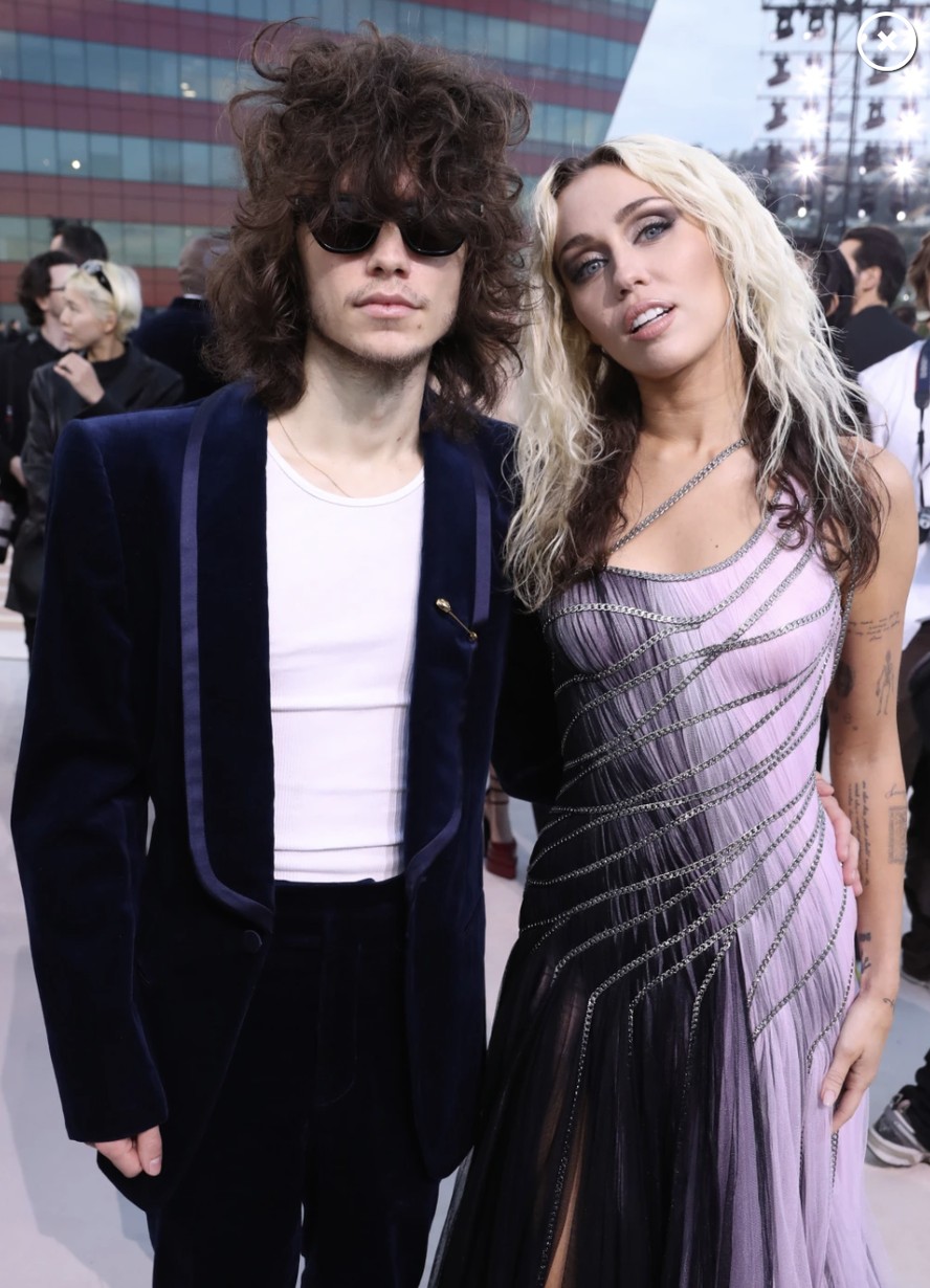 Miley Cyrus fala pela primeira vez sobre namorado, Maxx Morando ...