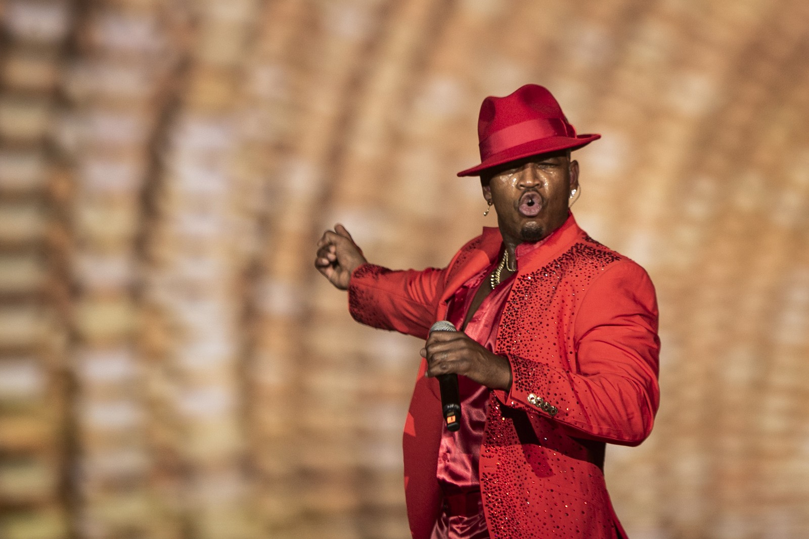 Mulher vence concurso promovido por Ne-Yo no Rock in Rio e ganha toalha ...