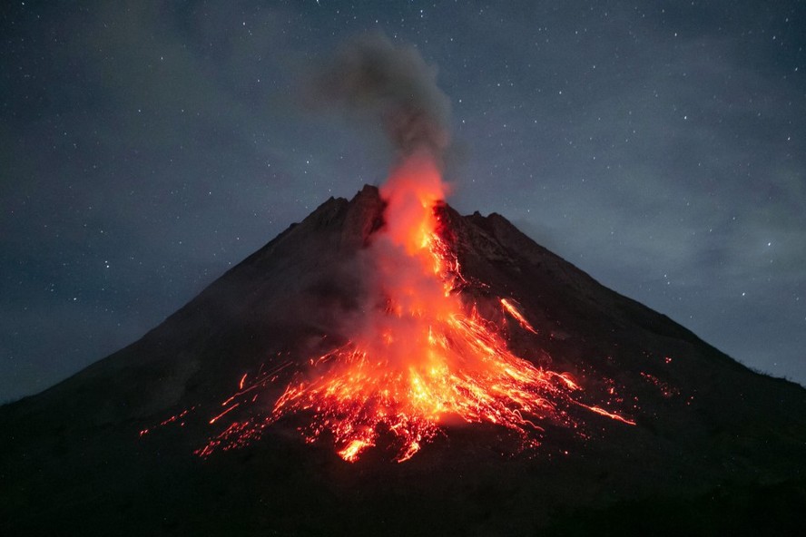 Vulcão Merapi Entra Em Erupção E Expele Avalanche De Lava Na Indonésia Vídeo