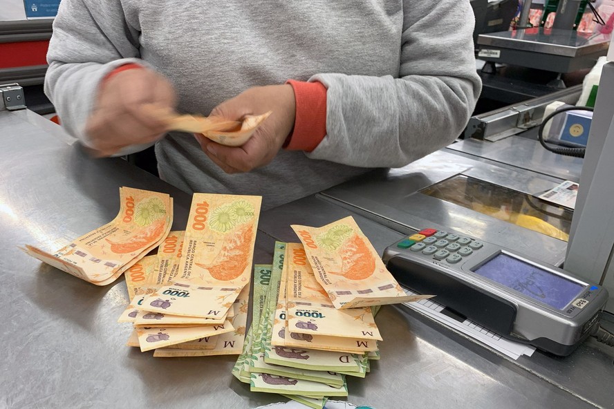 Dólar paralelo bate novo recorde na Argentina e atinge 1.300 pesos
