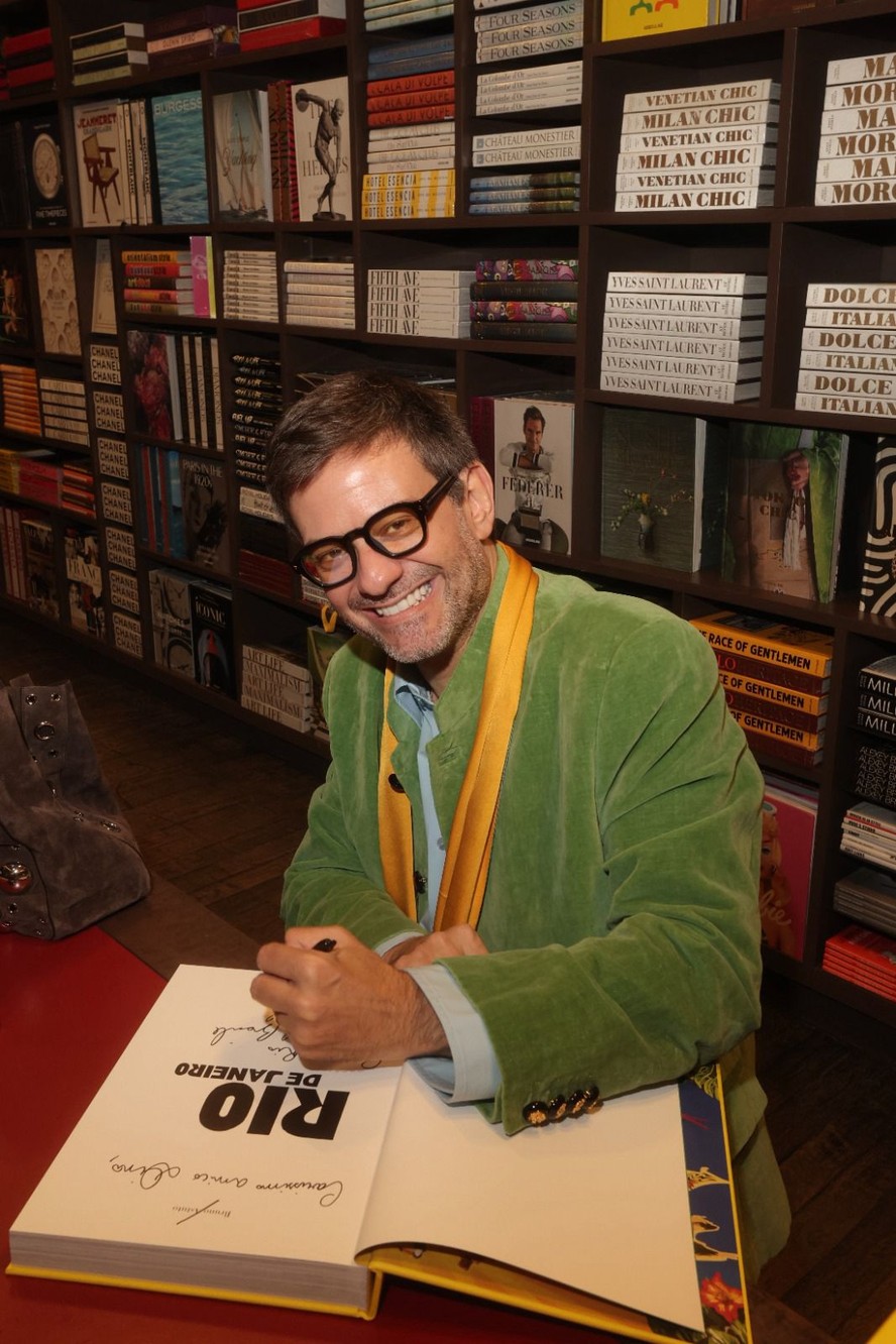Bruno Astuto lança livro “Rio de Janeiro” em Paris com amigos de ...