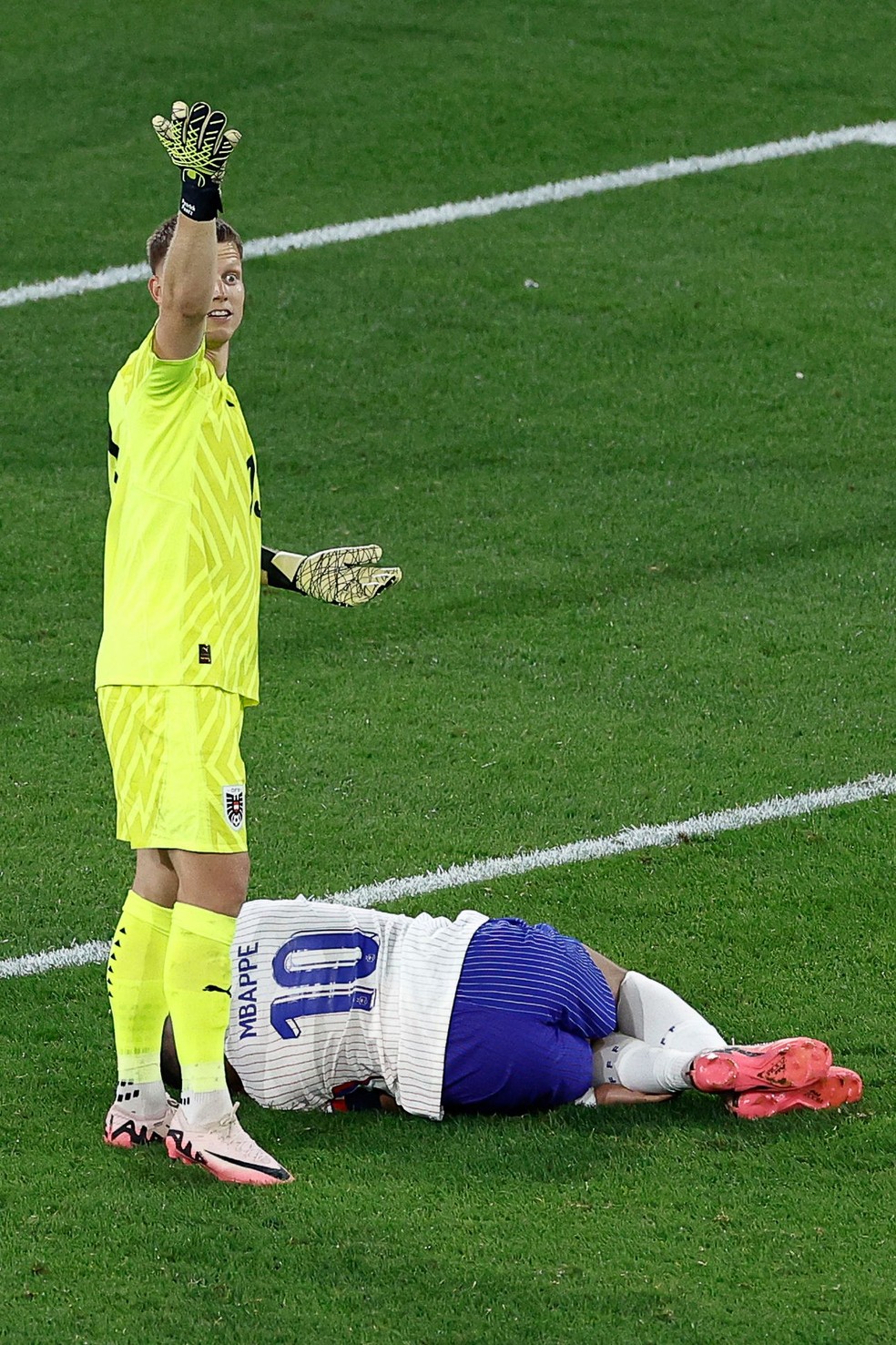 Eurocopa 2024: França vence de 1 a 0, mas Mbappé sai lesionado