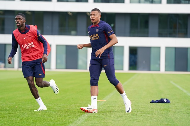 PSG posta imagens de primeiro treino de Mbappé após ser reintegrado ao ...