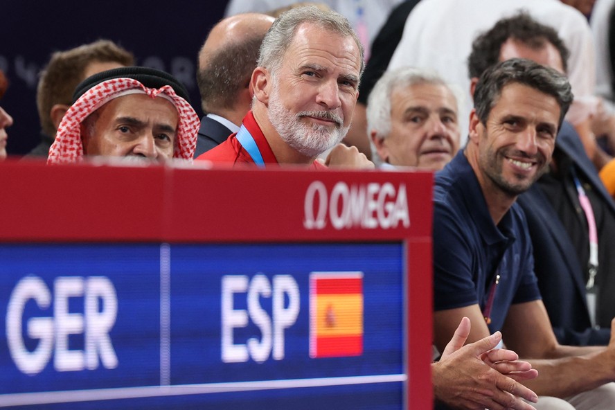 Paris-2024: Rei da Espanha cumprimenta presidente do COI na final do ...