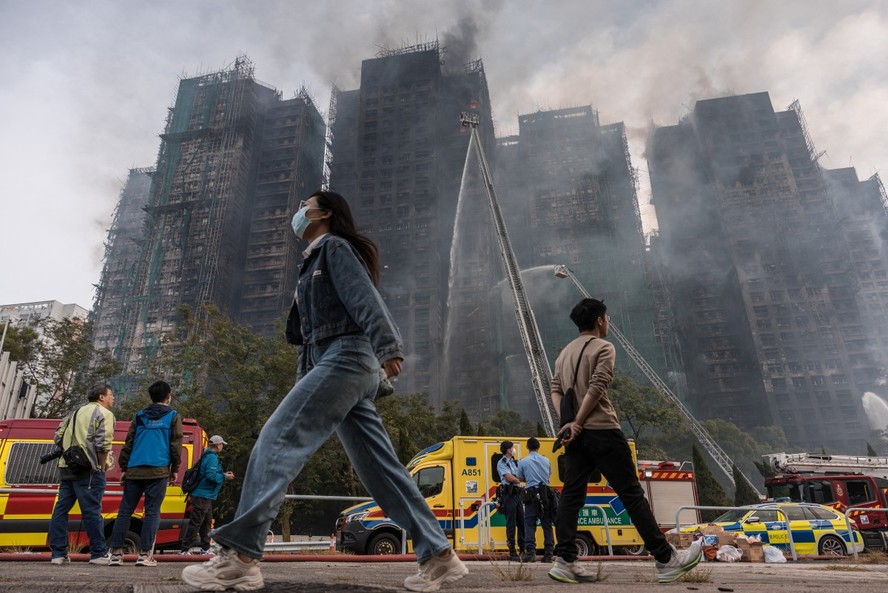 Incêndio em Hong Kong: diretores de empreiteira são presos, e governo ...