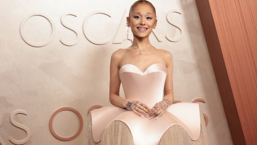 Oscar 2025: Ariana Grande flutua com vestido Schiaparelli inspirado em bolhas
