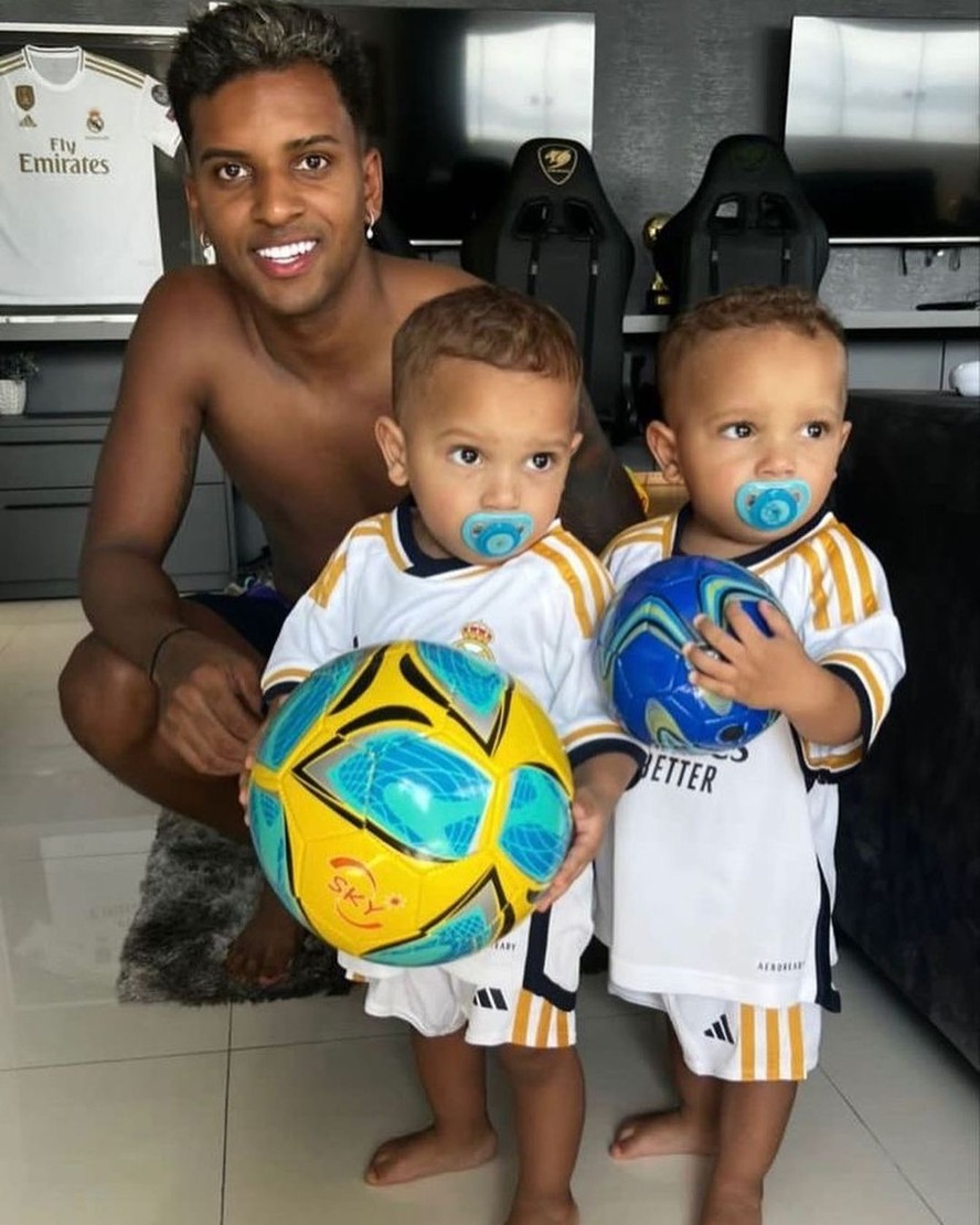 Aos 2 anos, filhos gêmeos de Rodrygo já treinam futebol: 'É instinto ...