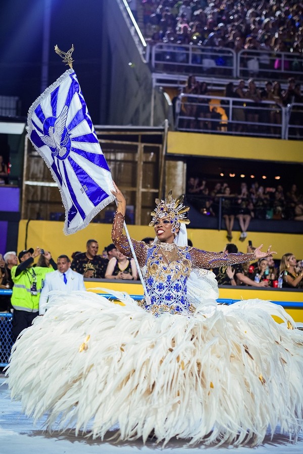 Porta-bandeira da Portela, Squel cruza o RJ com oficina gratuita de bailado