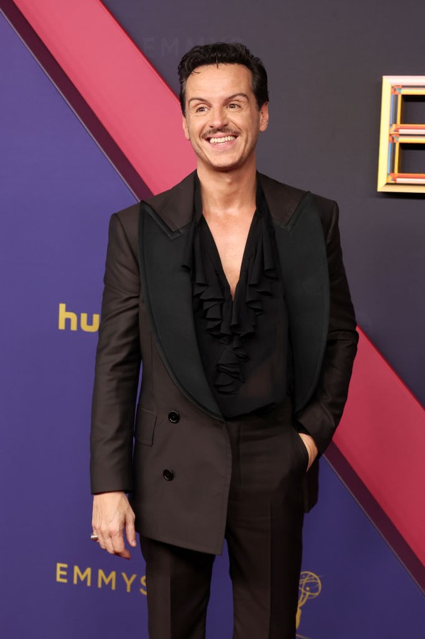 Emmy: celebridades cruzam o tapete da premiação na noite deste domingo