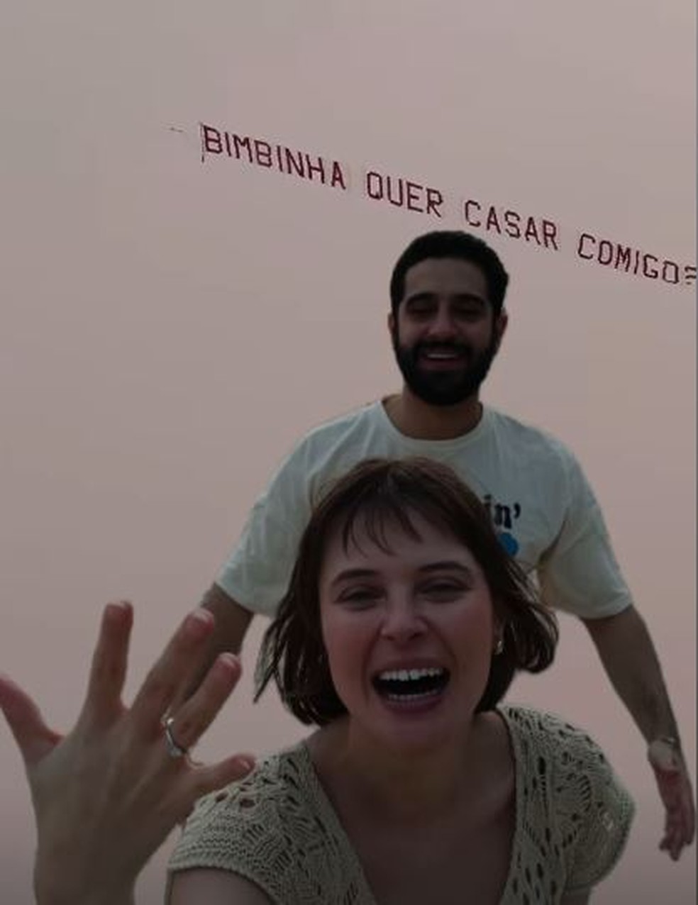 Miguel Rômulo pede namorada em casamento de forma inusitada na praia. Veja fotos