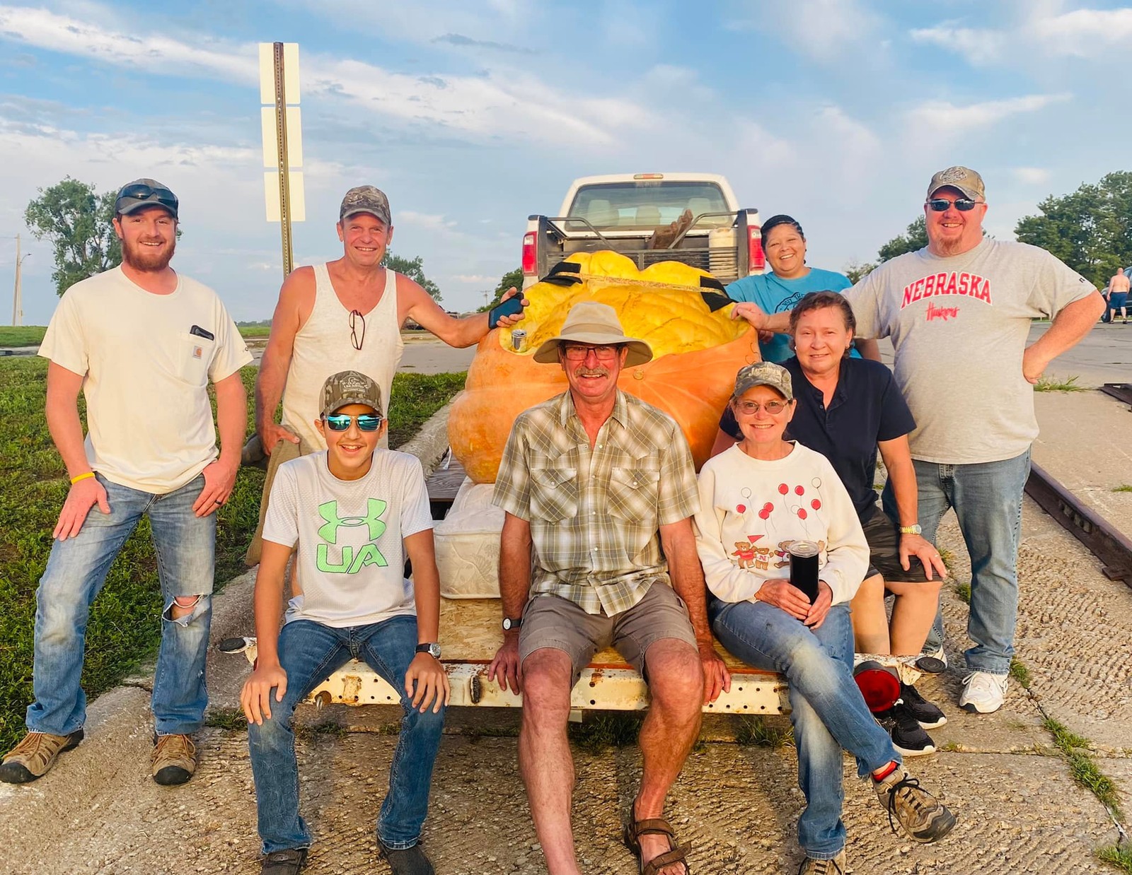 Homem bate recorde após remar 61 km dentro de abóbora gigante nos EUA