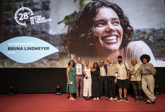 Ao lado dos pais, Bruna Linzmeyer se emociona com homenagem em ...