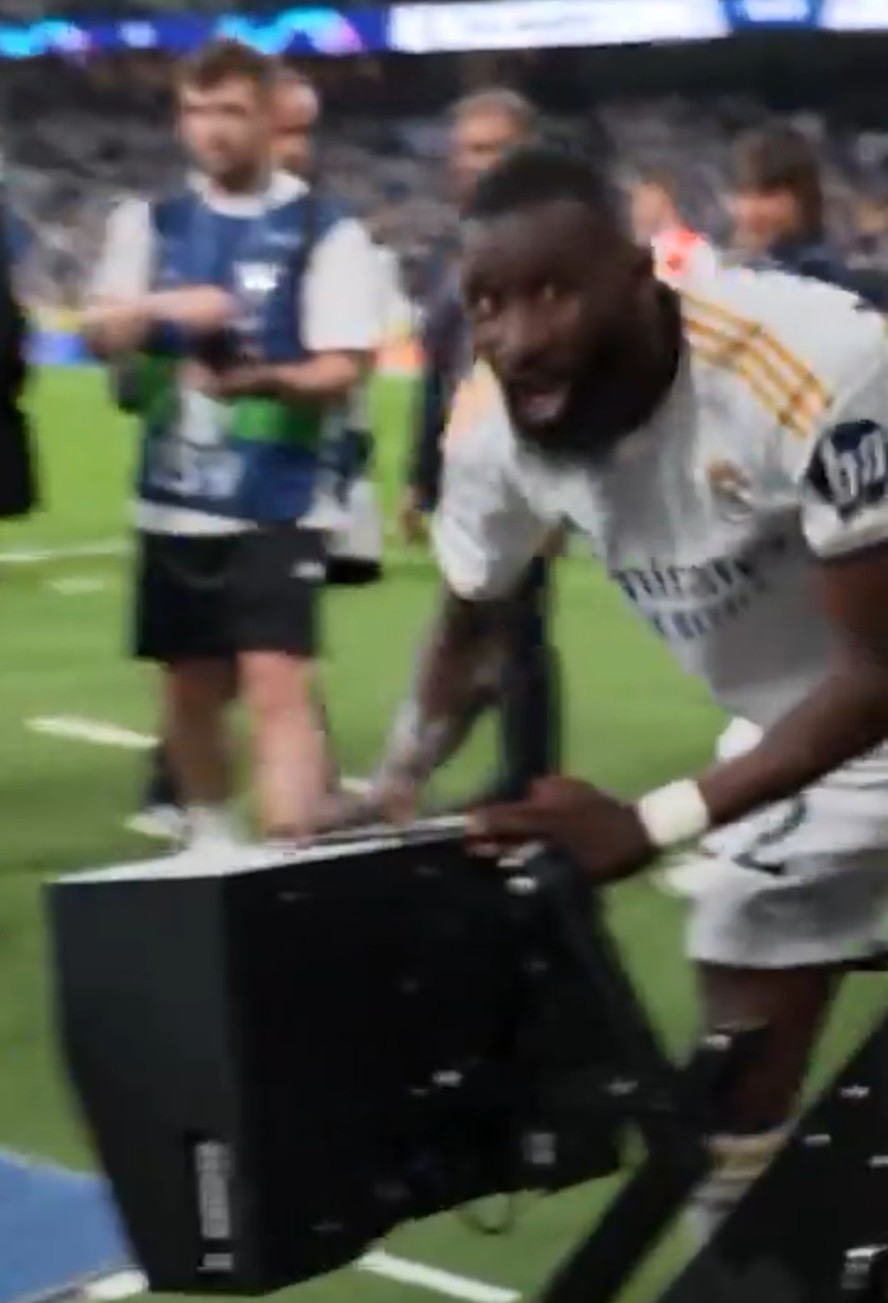 Rudiger beija o VAR após classificação do Real Madrid para a final da ...