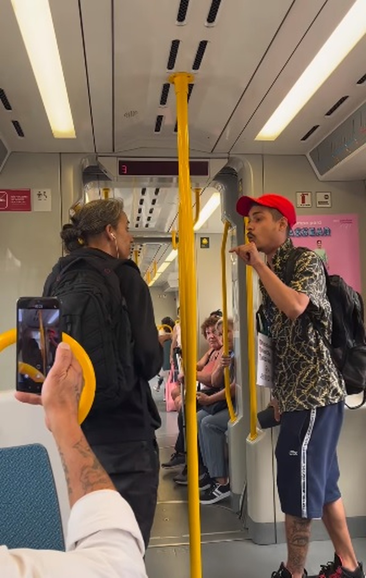 Vídeo de rapper brasileiro enfrentando repreensão em metrô de Portugal ...