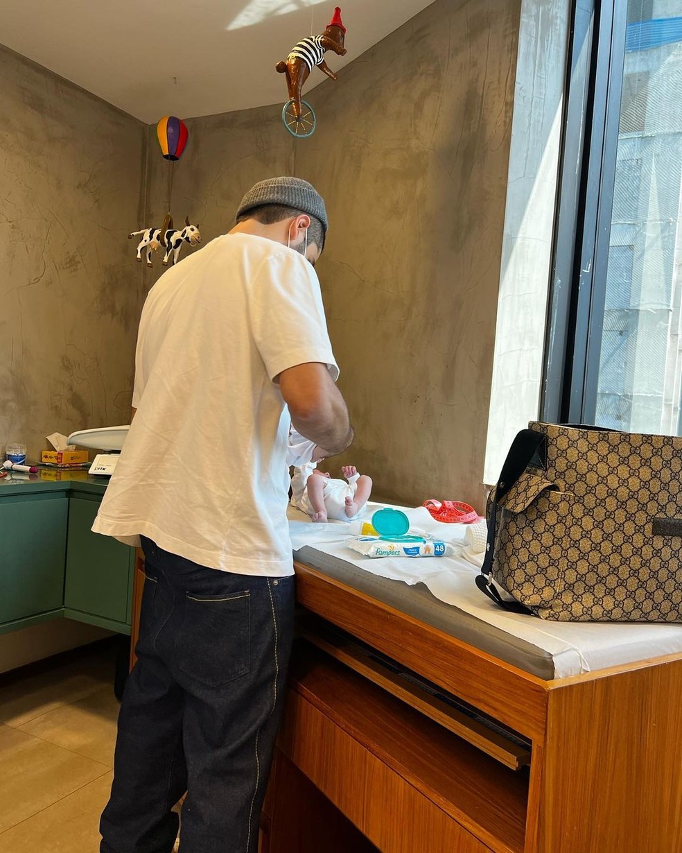 Bruno Gagliasso e Giovanna Ewbank enviam flores para Fernanda Paes Leme ...