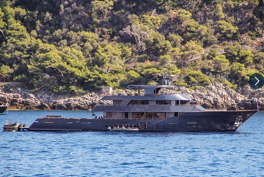 Conheça por dentro o superiate com tema 'James Bond 007' que afundou no ...