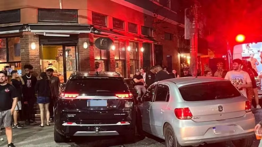 Carros invadem calçada e atropelam clientes de bar em Botafogo; vídeo