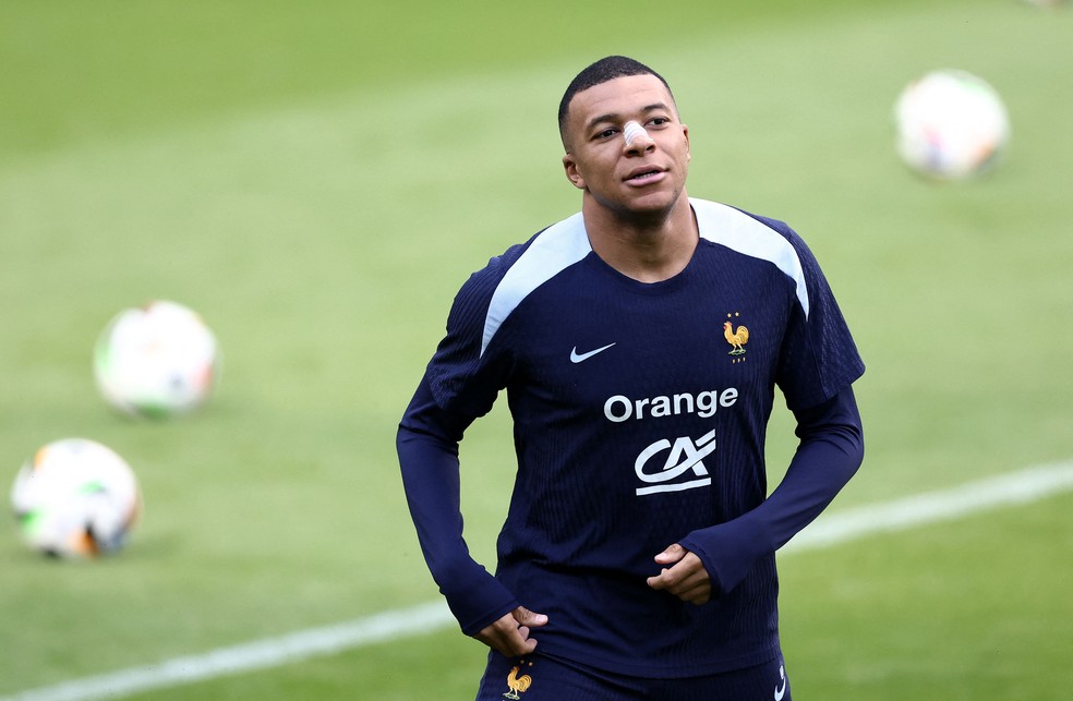 Sem máscara, Mbappé aparece com curativo no nariz no treino da França