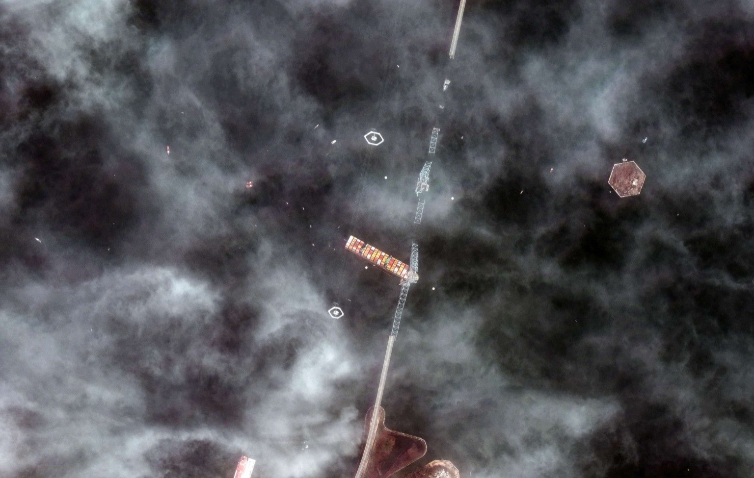 Ponte de Baltimore: imagens de satélite mostram queda e colisão de ...