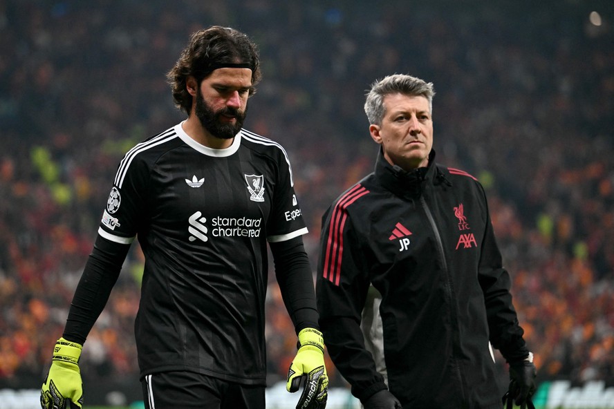 Técnico do Liverpool detalha lesão de Alisson, mas não dá prazo para ...