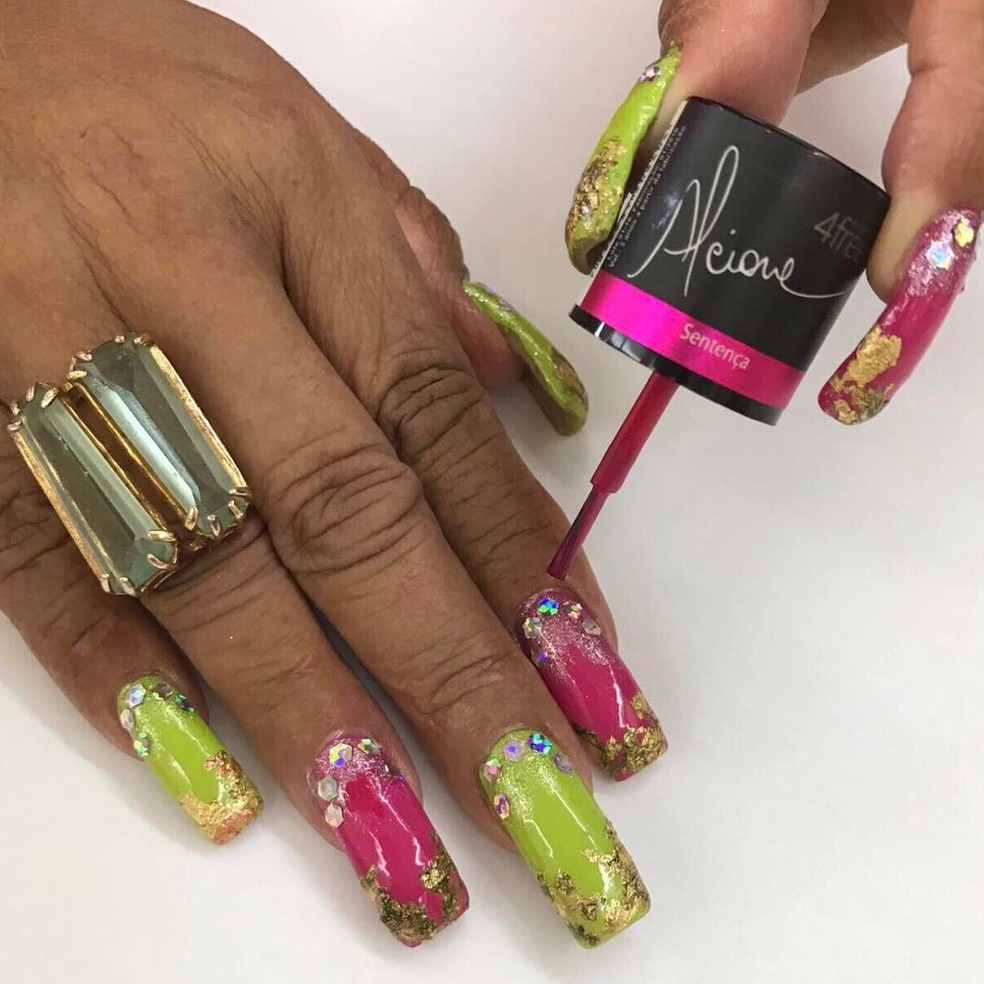 Conhecida pelas unhas longas e coloridas, Alcione tem mais de 300 ...