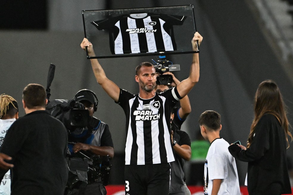 Com vaias a Castro e adeus de Carli, Botafogo empata com o Magallanes e ...