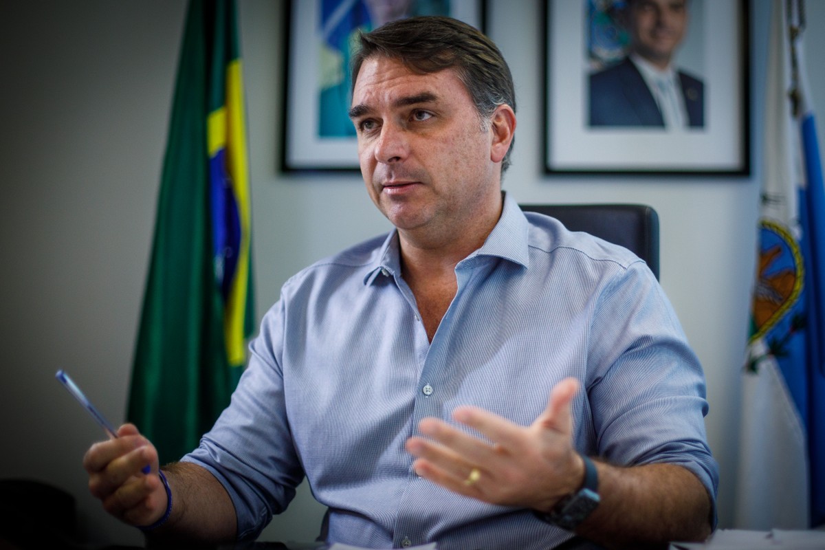 A chateação de Flávio Bolsonaro com o pai