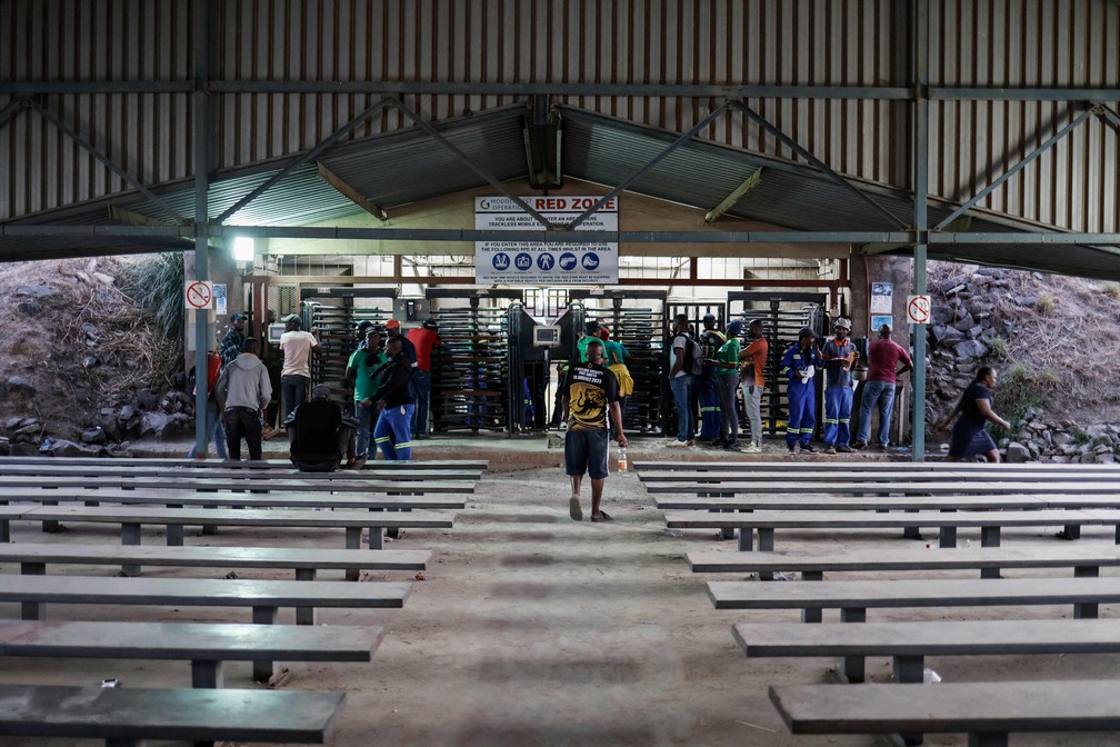 Mais de 500 trabalhadores ficam retidos em mina na África do Sul; fotos