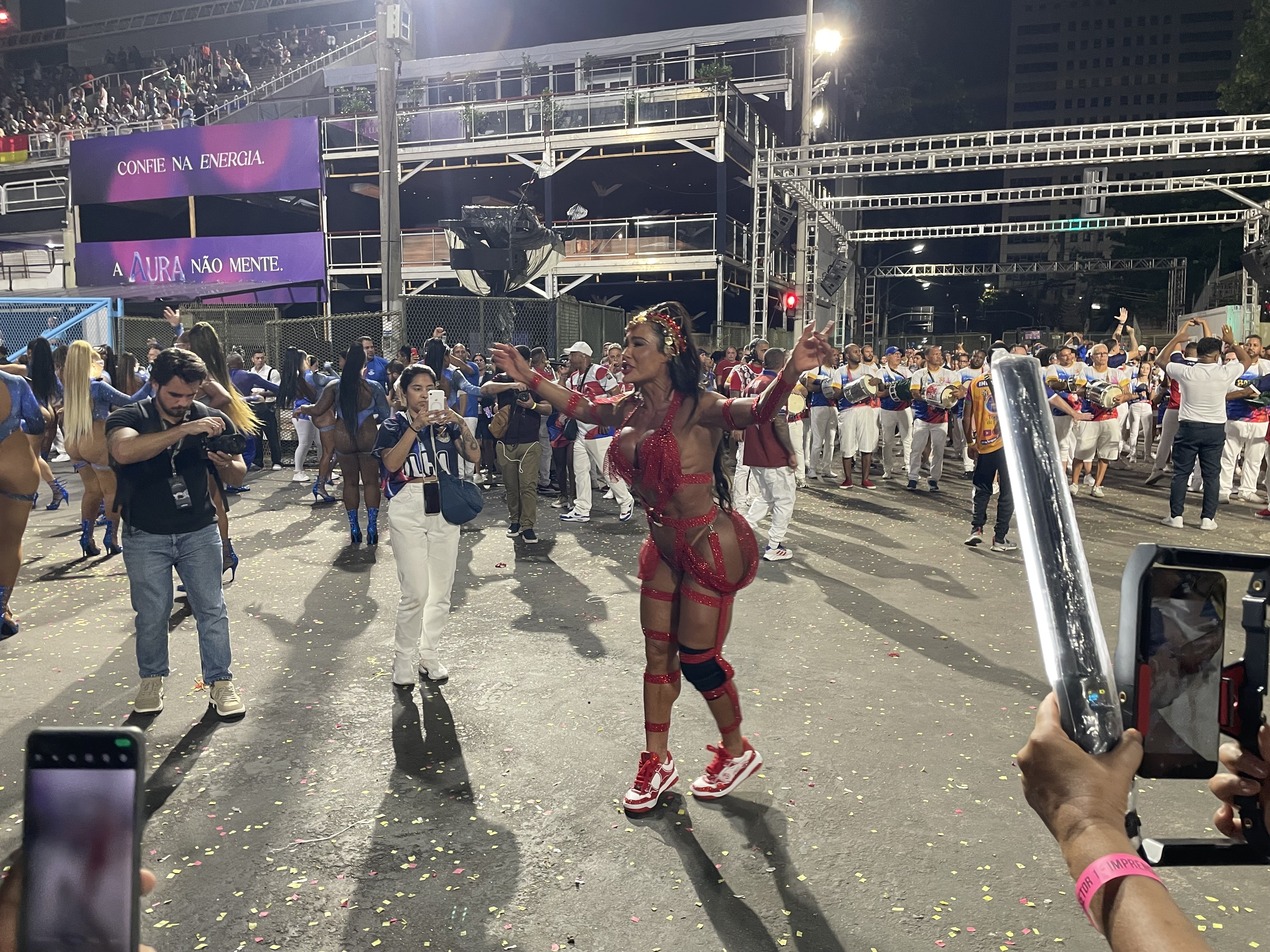 Sem salto e de tênis, Gracyanne Barbosa arrisca sambar em ensaio ...