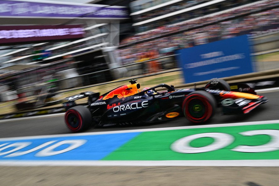 Verstappen surpreende e tira pole de Piastri em Silverstone