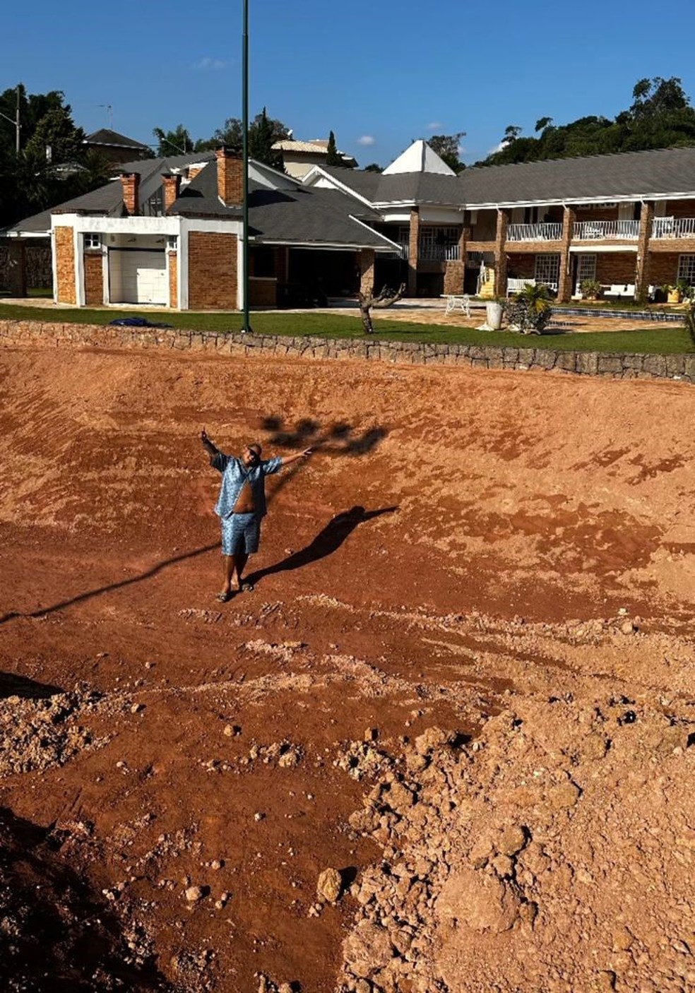 MC Ryan SP faz festa temática da Chanel para a filha de 4 meses em mansão de luxo