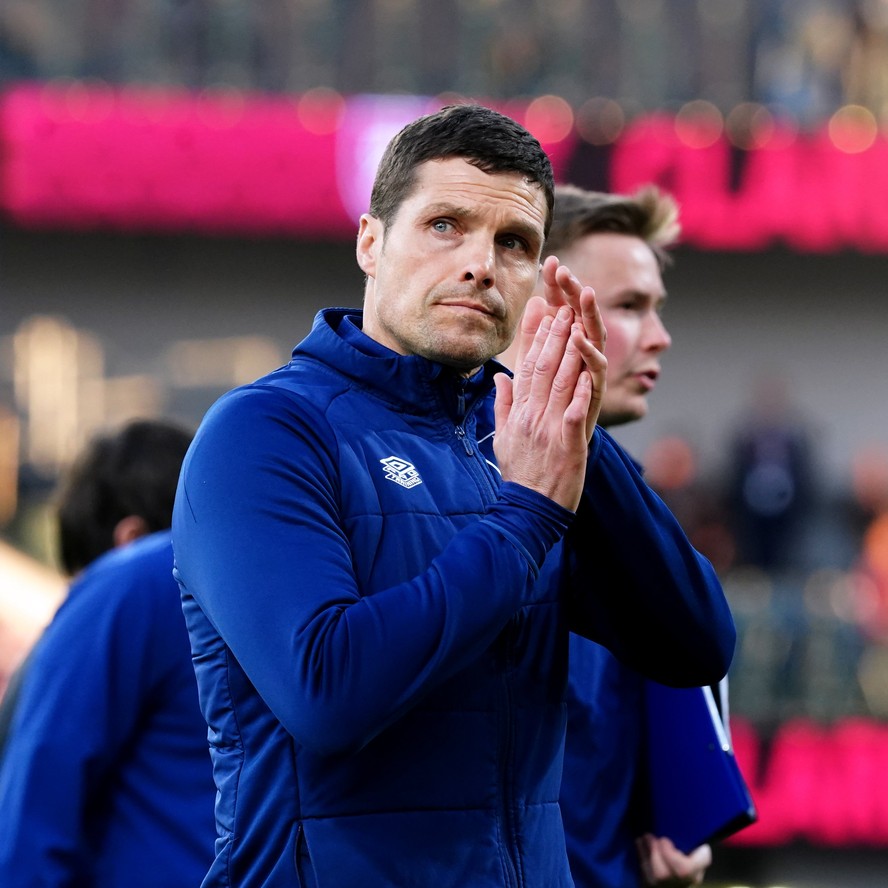 Rebaixado na Premier League, Burnley demite treinador e anuncia Michael ...