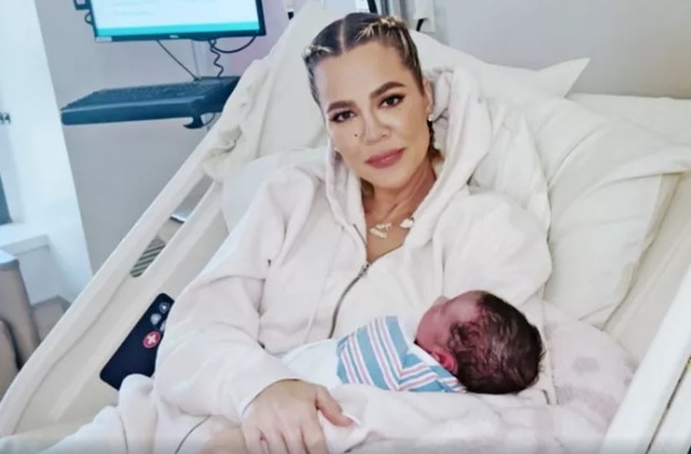 Tristan Thompson conhece seu filho com Khloé Kardashian no hospital