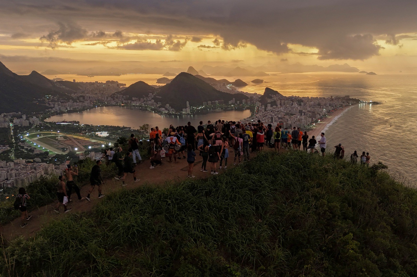 Com humor britânico, Roberto Feith retrata o Brasil da beleza e do caos