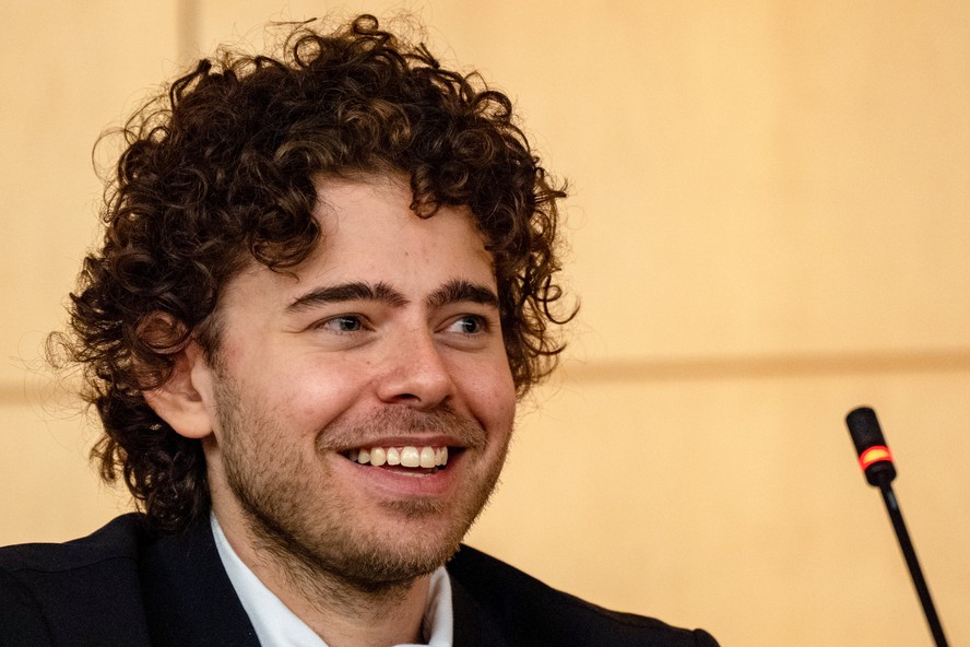 Fundador de site de apostas se torna o bilionário mais jovem sem ...