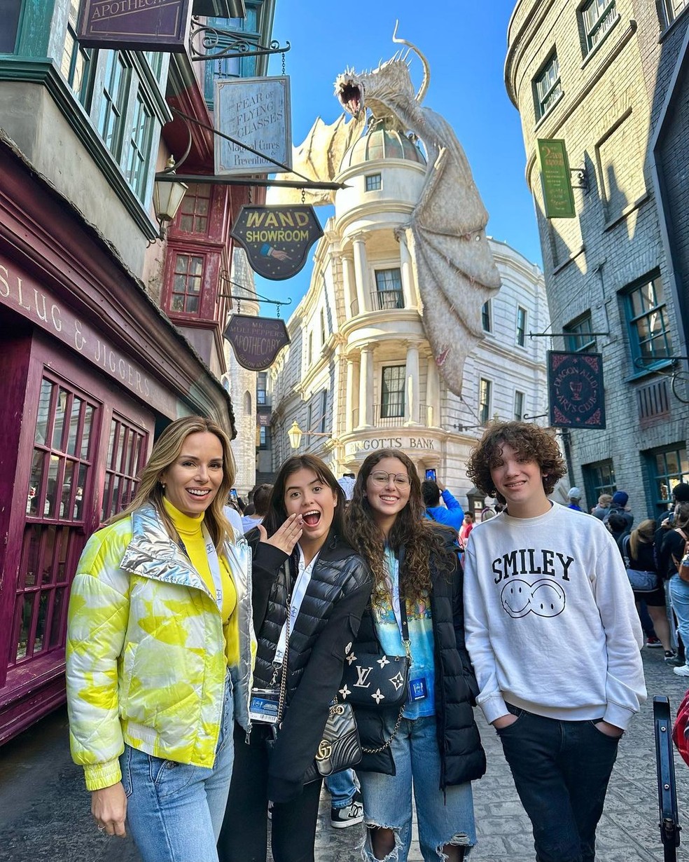 Ana Furtado viaja com a filha, Isabella, para a Disney: 'Nem o Mickey ...